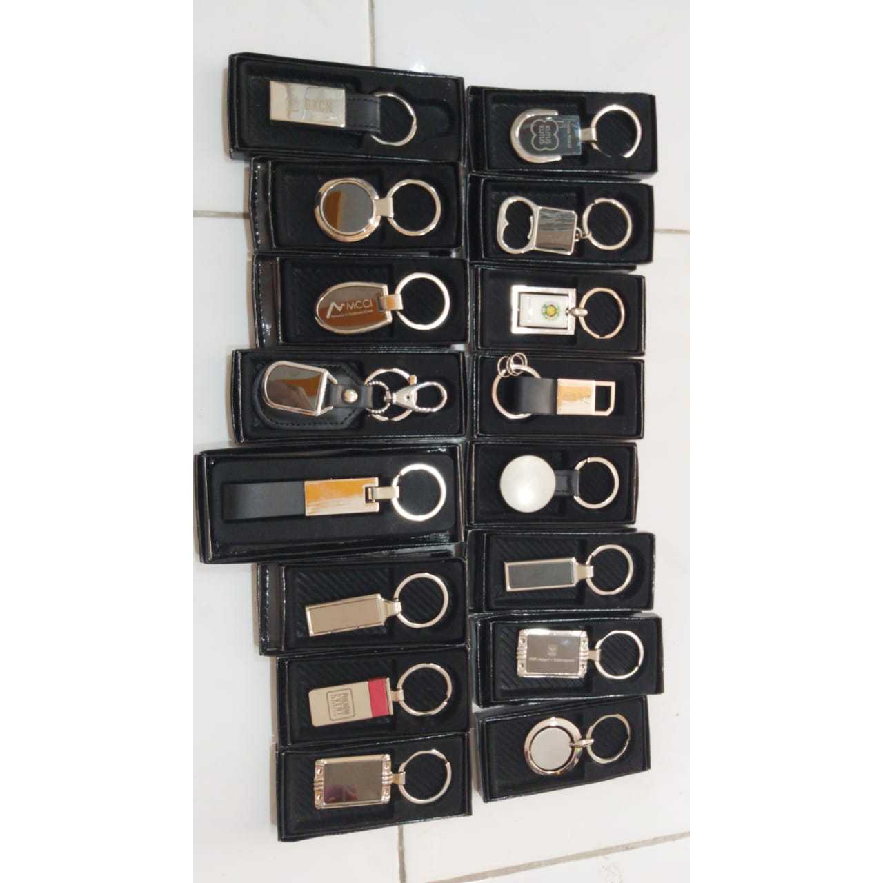 Jual Souvenir Gantungan Kunci Kulit, kayu dan ganci besi | Jakmall.com